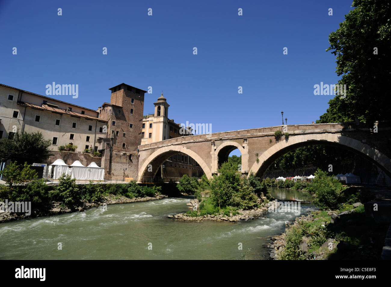 italy, rome, isola tiberina, ponte fabricio, roman bridge Stock Photo ...