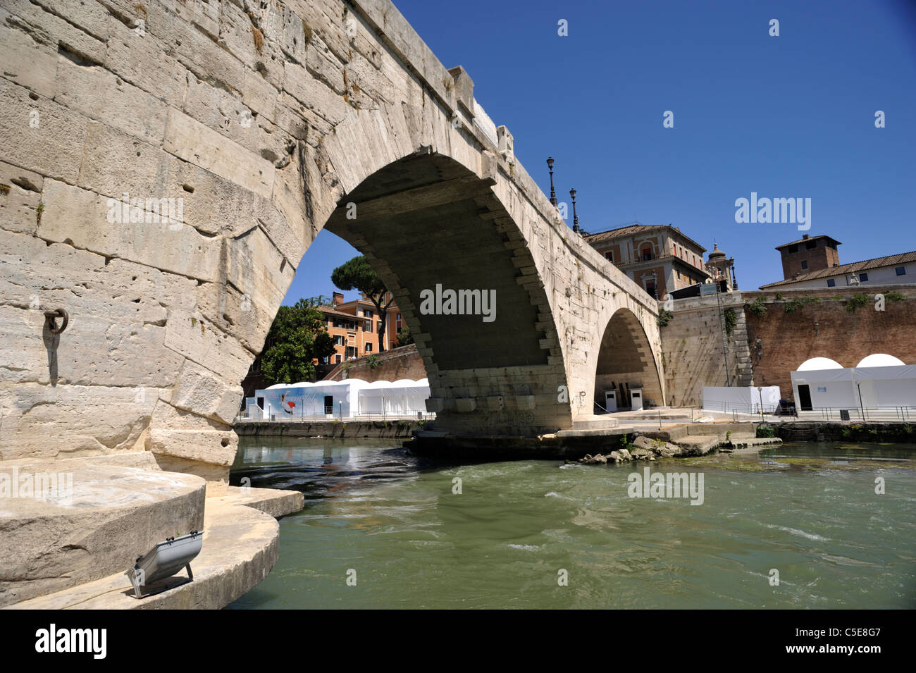 Roman arch bridges hi-res stock photography and images - Alamy