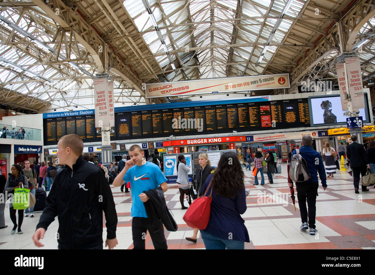 Victoria Station Concourse Stock Photo - Alamy