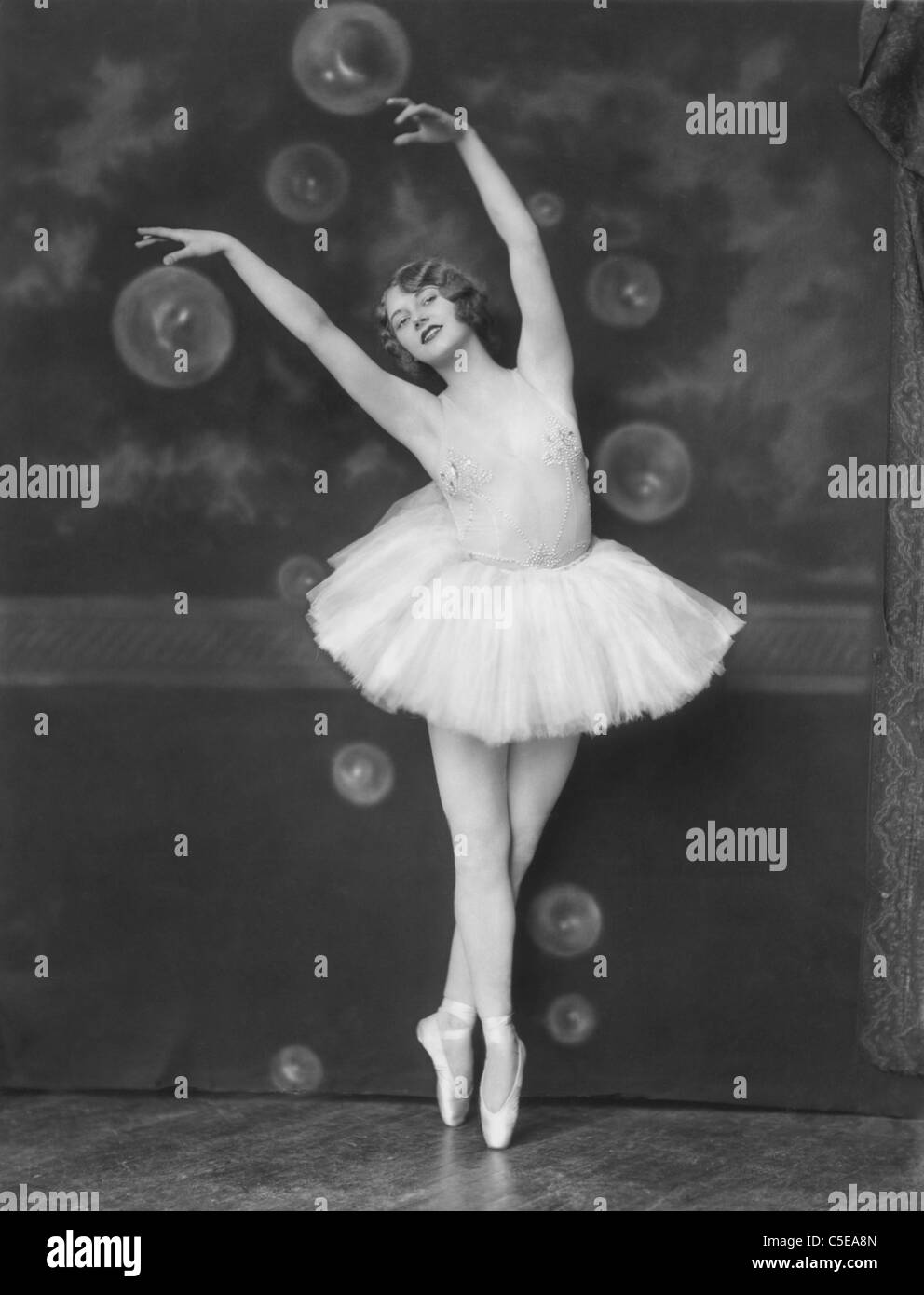Ballet dancer on point Stock Photo - Alamy