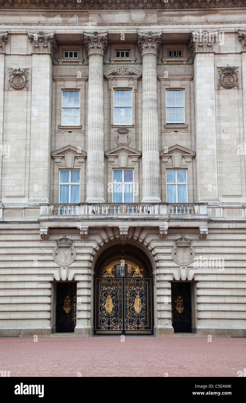 Buckingham palace balcony hi-res stock photography and images - Alamy