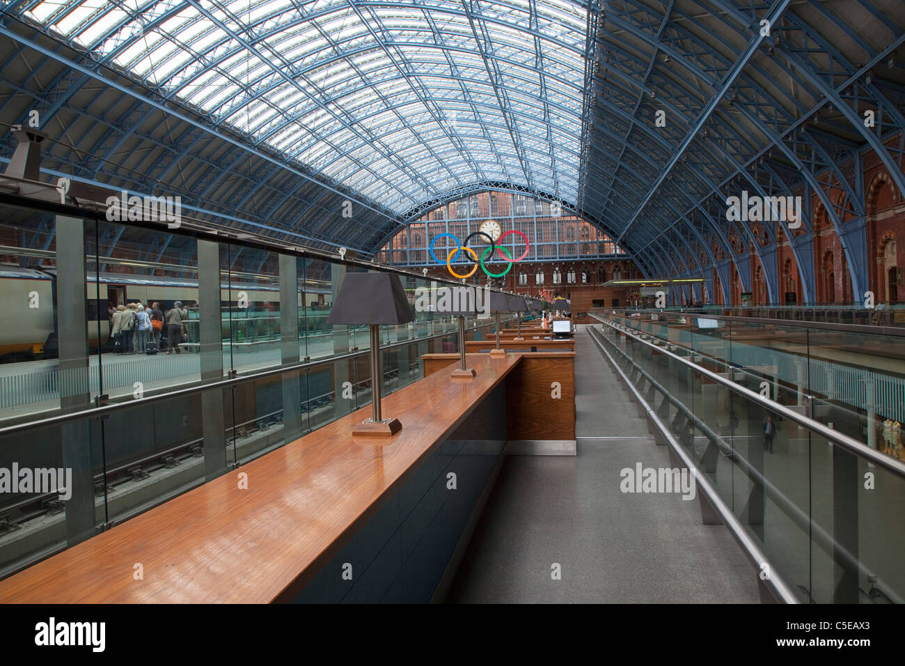 London euston railway station platform hi-res stock photography and ...