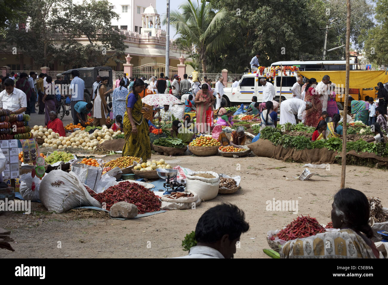 Indian street market sellers Stock Photo - Alamy