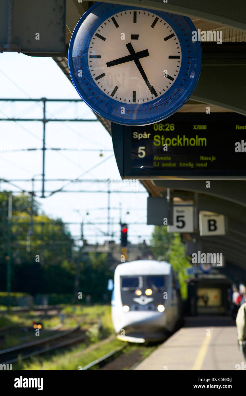Train arriving to station hi-res stock photography and images - Alamy