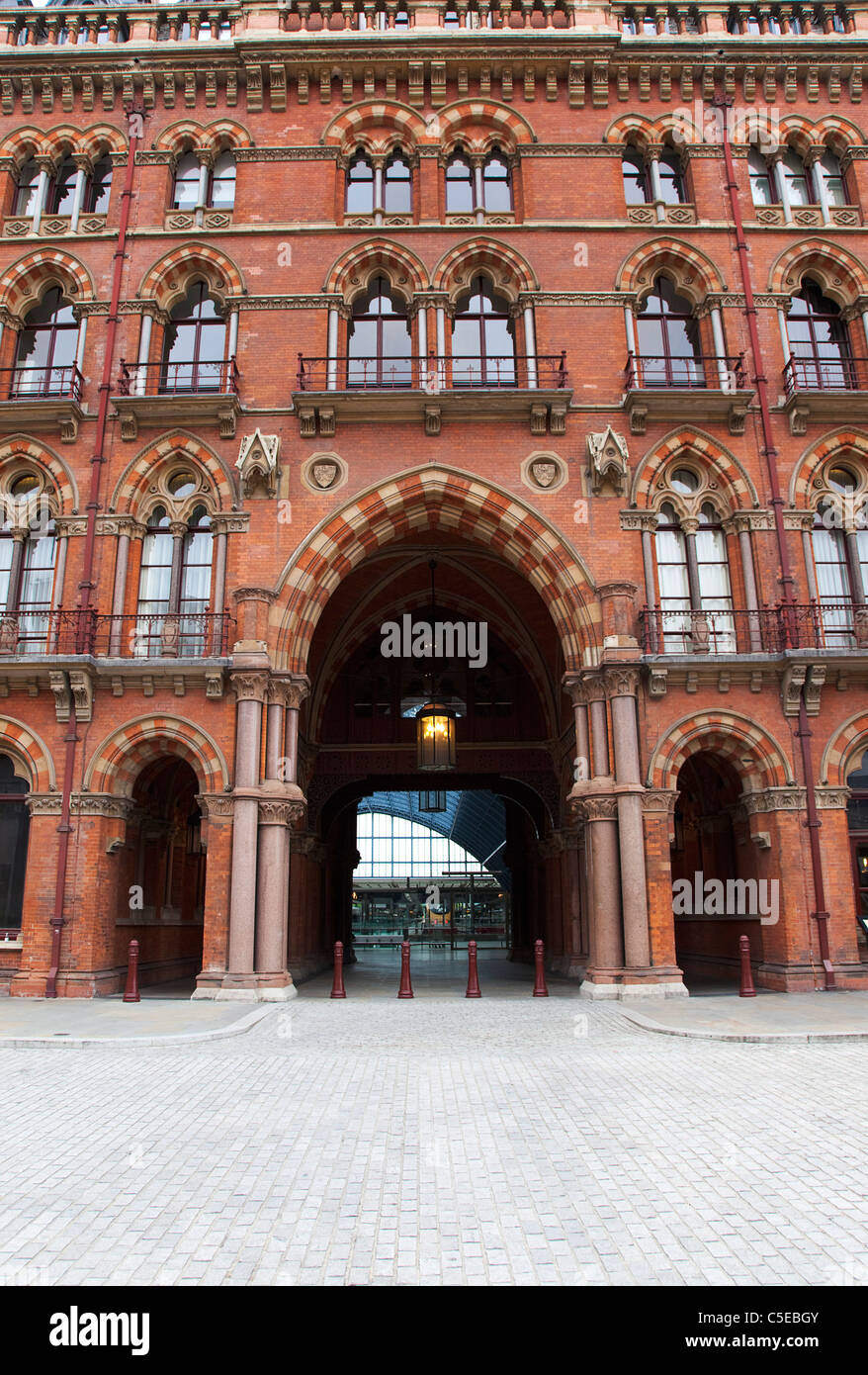 Exterior pancras road london hi-res stock photography and images - Alamy