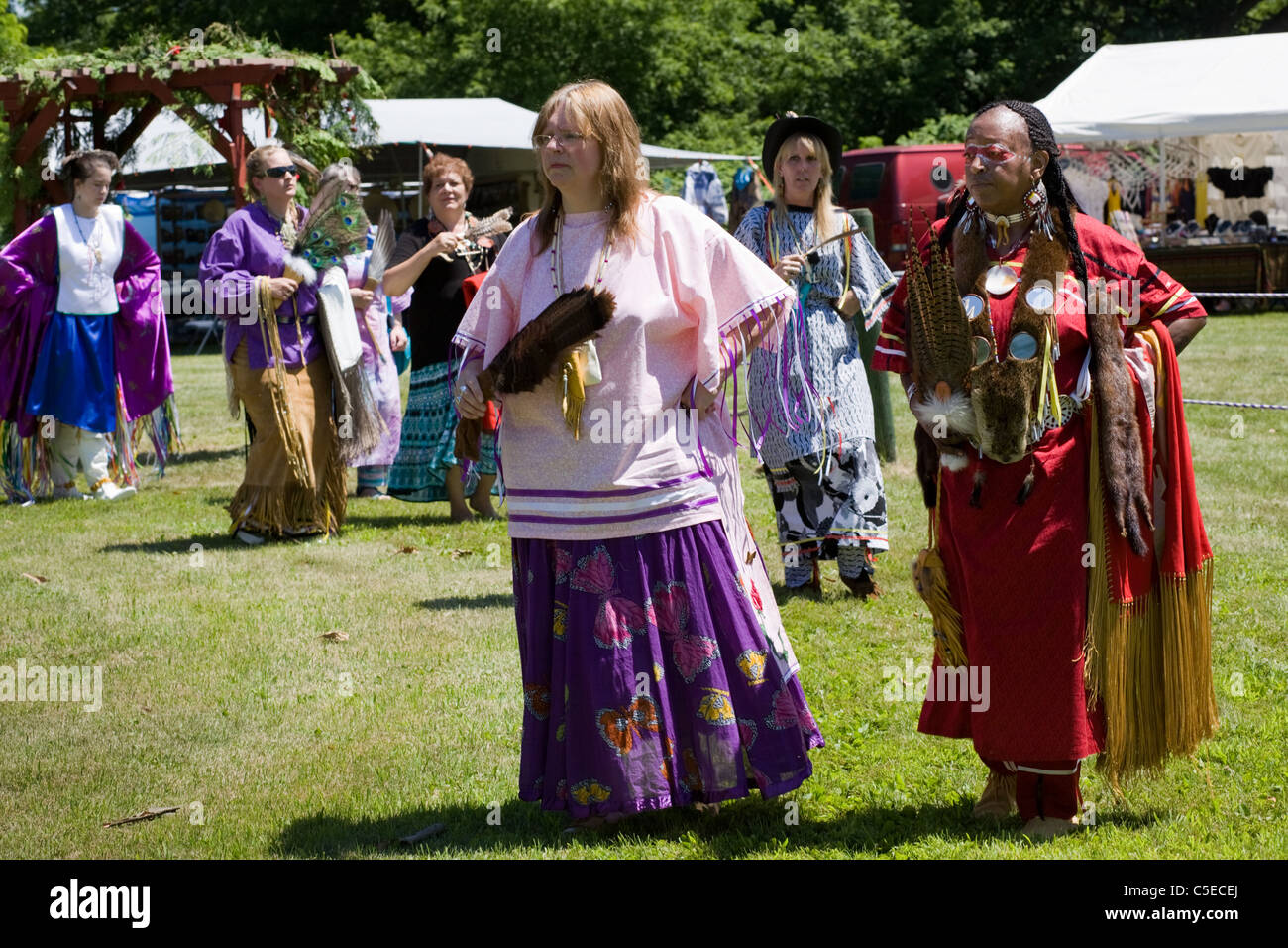 Grand Entrance of Native Americans in regalia, Iroquois Powwow ...