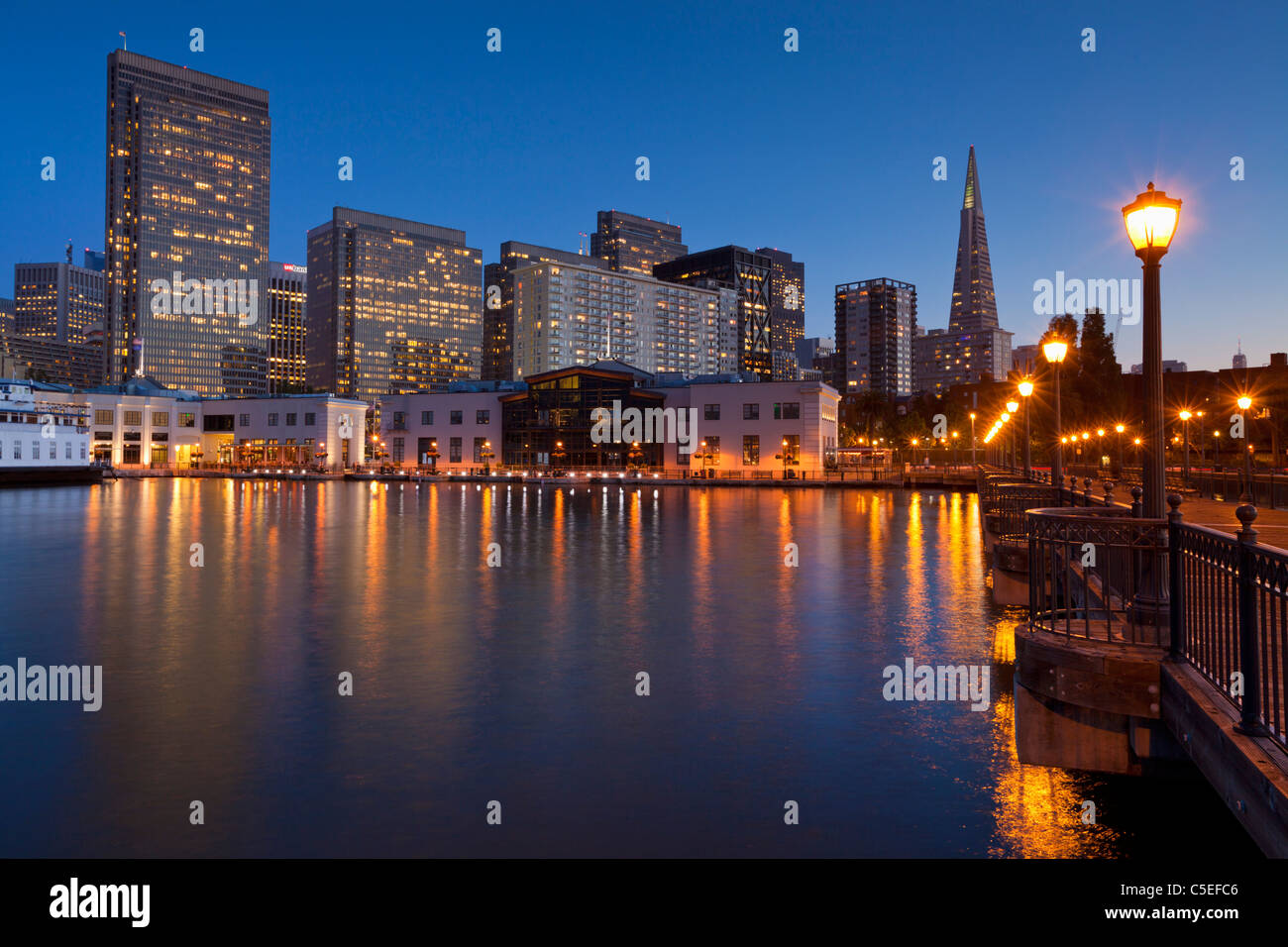 Transamerica pyramid night hi-res stock photography and images - Alamy