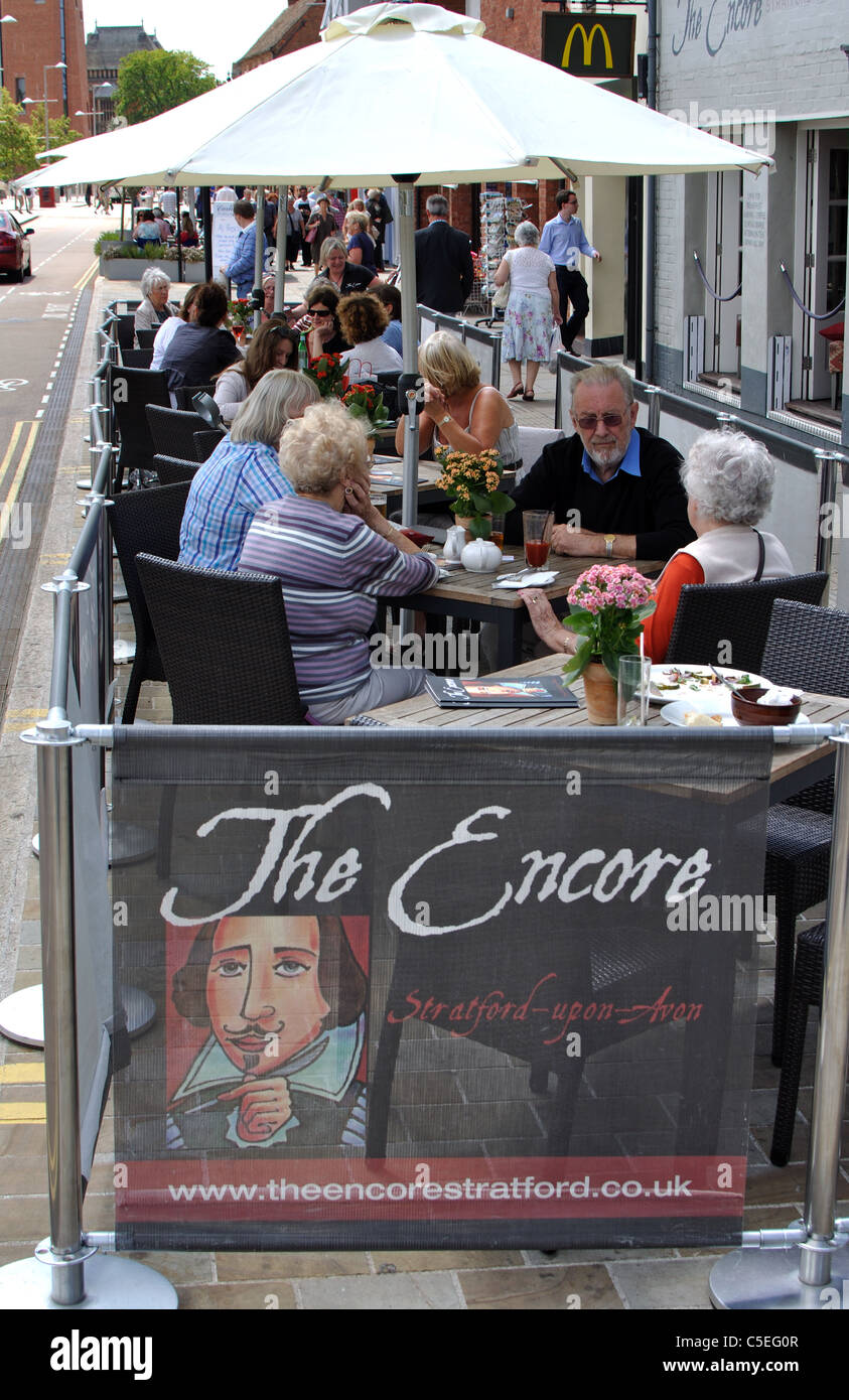 Pavement cafe tables, Stratford-upon-Avon, UK Stock Photo - Alamy