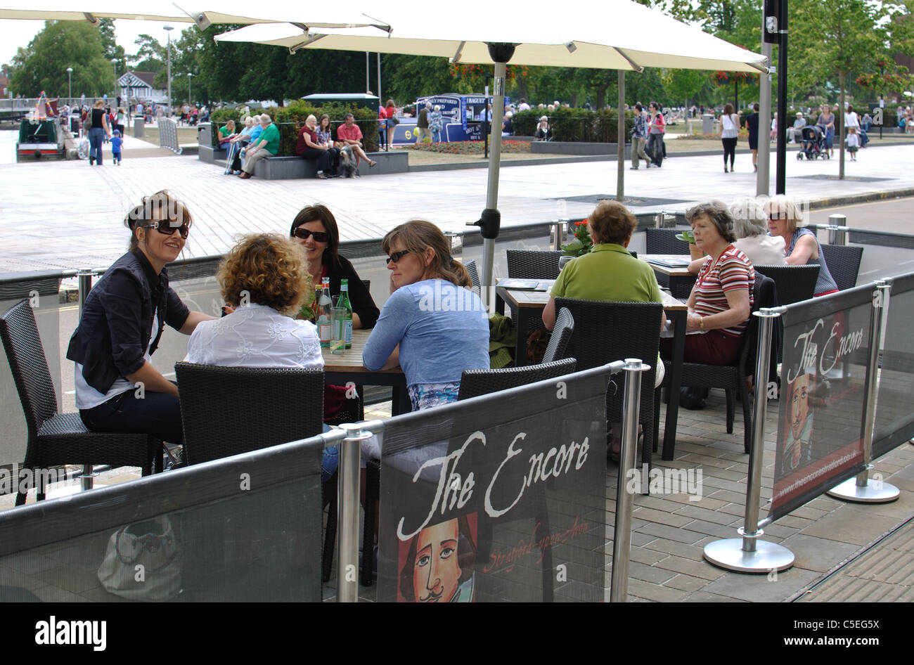 Pavement cafe tables, Stratford-upon-Avon, UK Stock Photo - Alamy