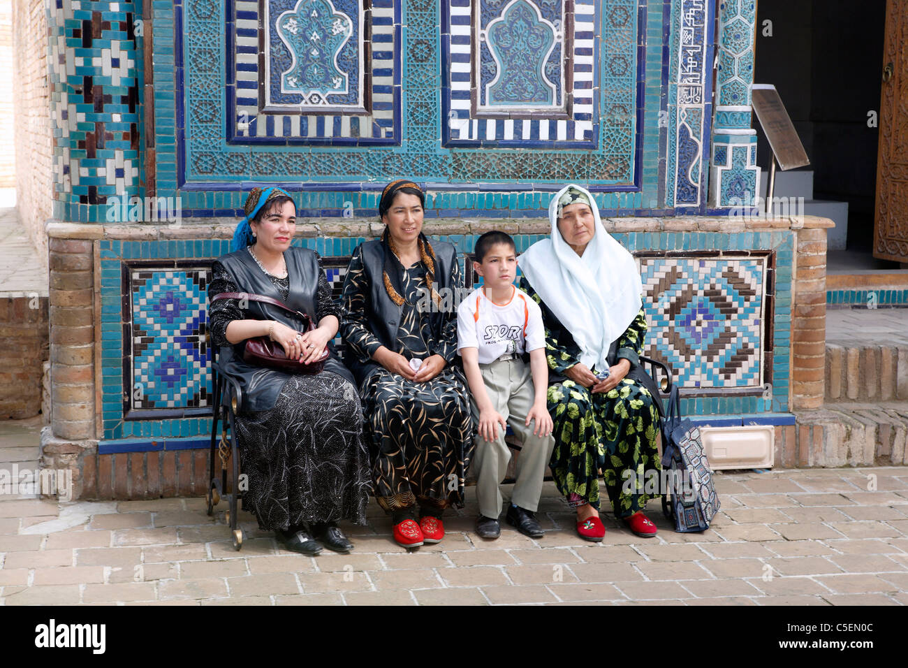 Woman women samarkand uzbekistan hi-res stock photography and images ...