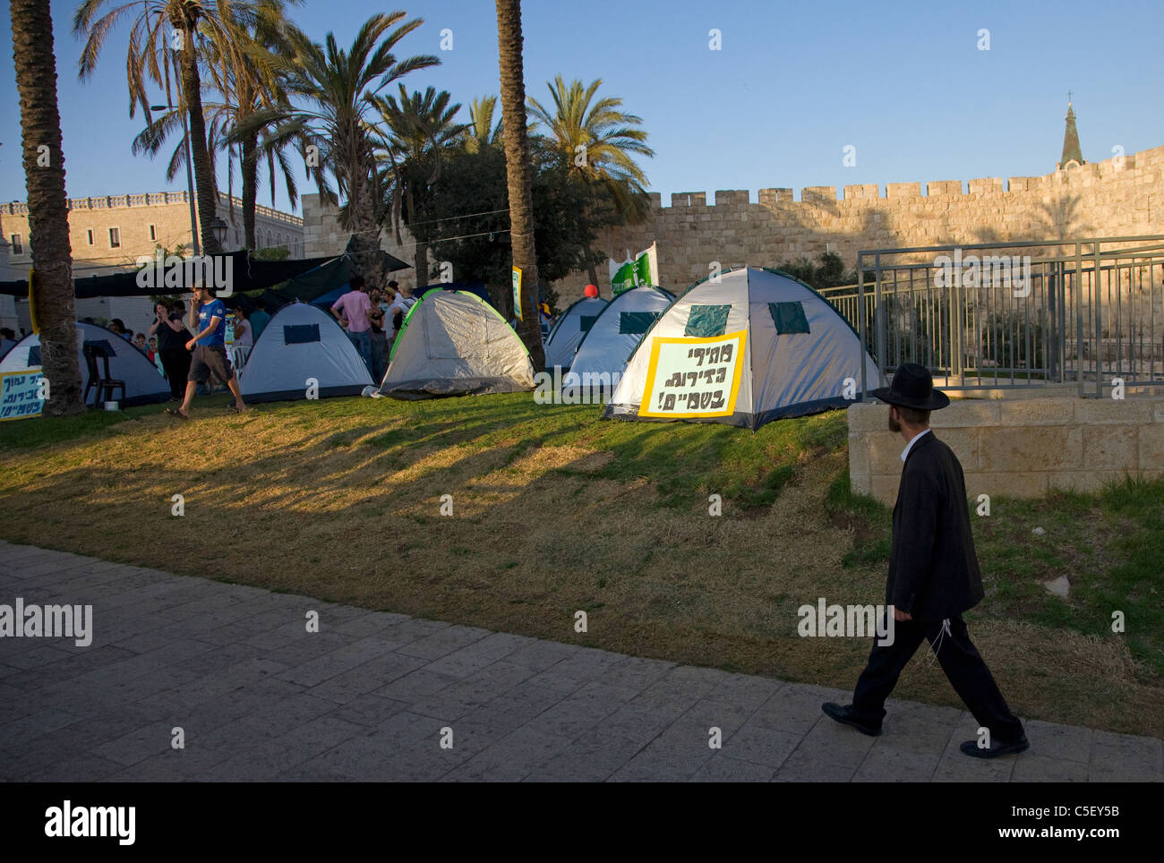 Israeli protesters install a tent compound next to Jerusalem old city ...