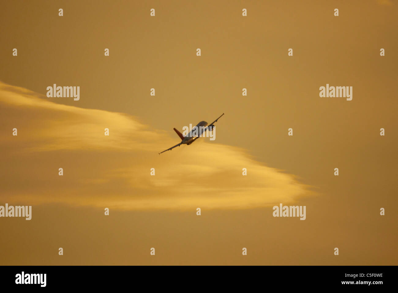 Sunset flight hi-res stock photography and images - Alamy