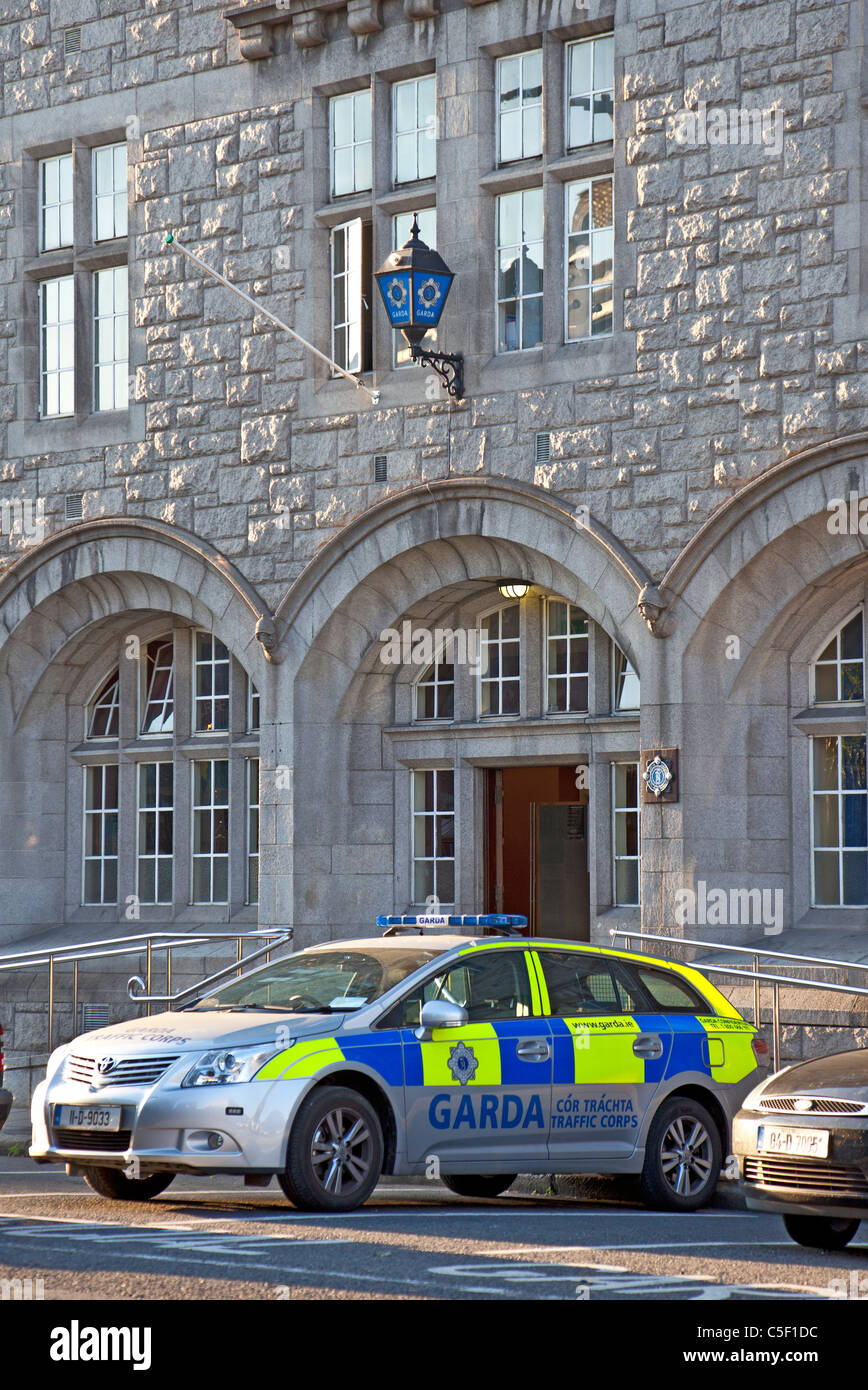 Garda traffic corps (Garda Cór Tráchta) car and lamp outside a Garda ...
