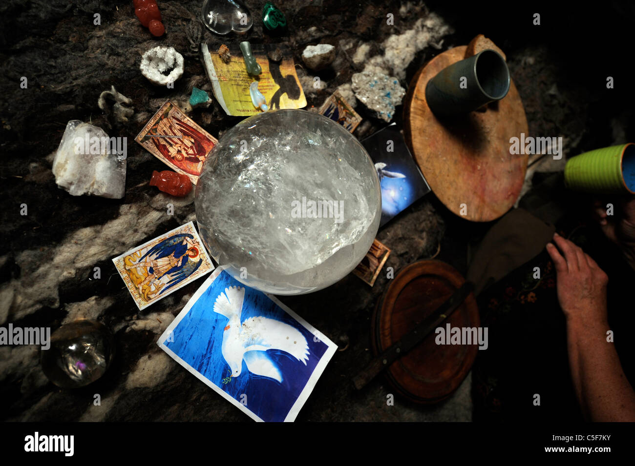 Crystal ball tarot cards hi-res stock photography and images - Alamy