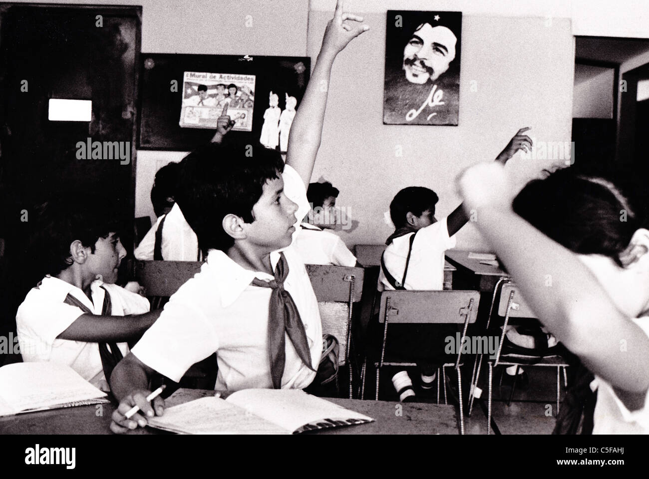 CUBA. Schoolchildren in a classroom with picture of Che Guevara on wall ...