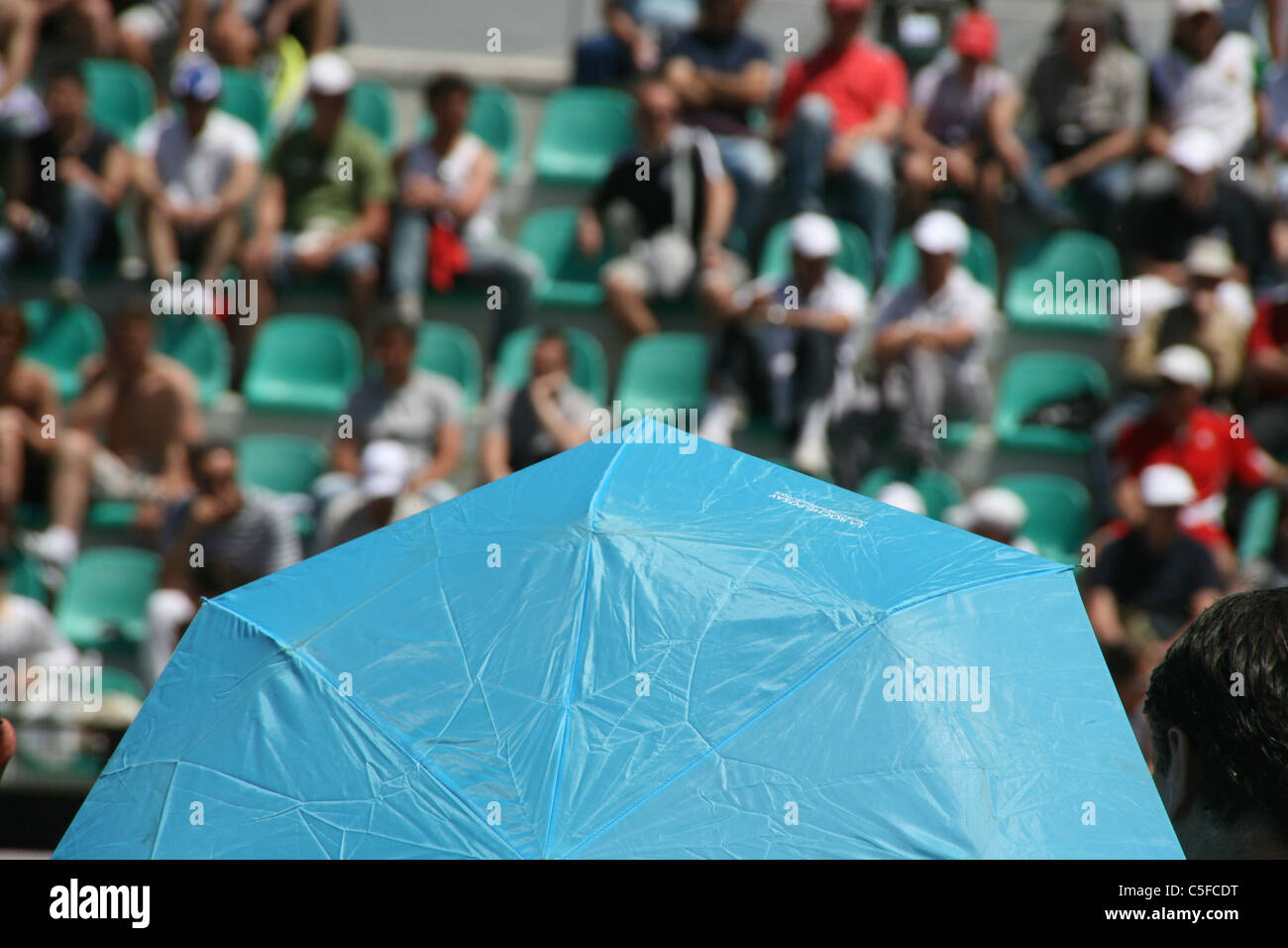 Tennis crowd umbrella hi-res stock photography and images - Alamy