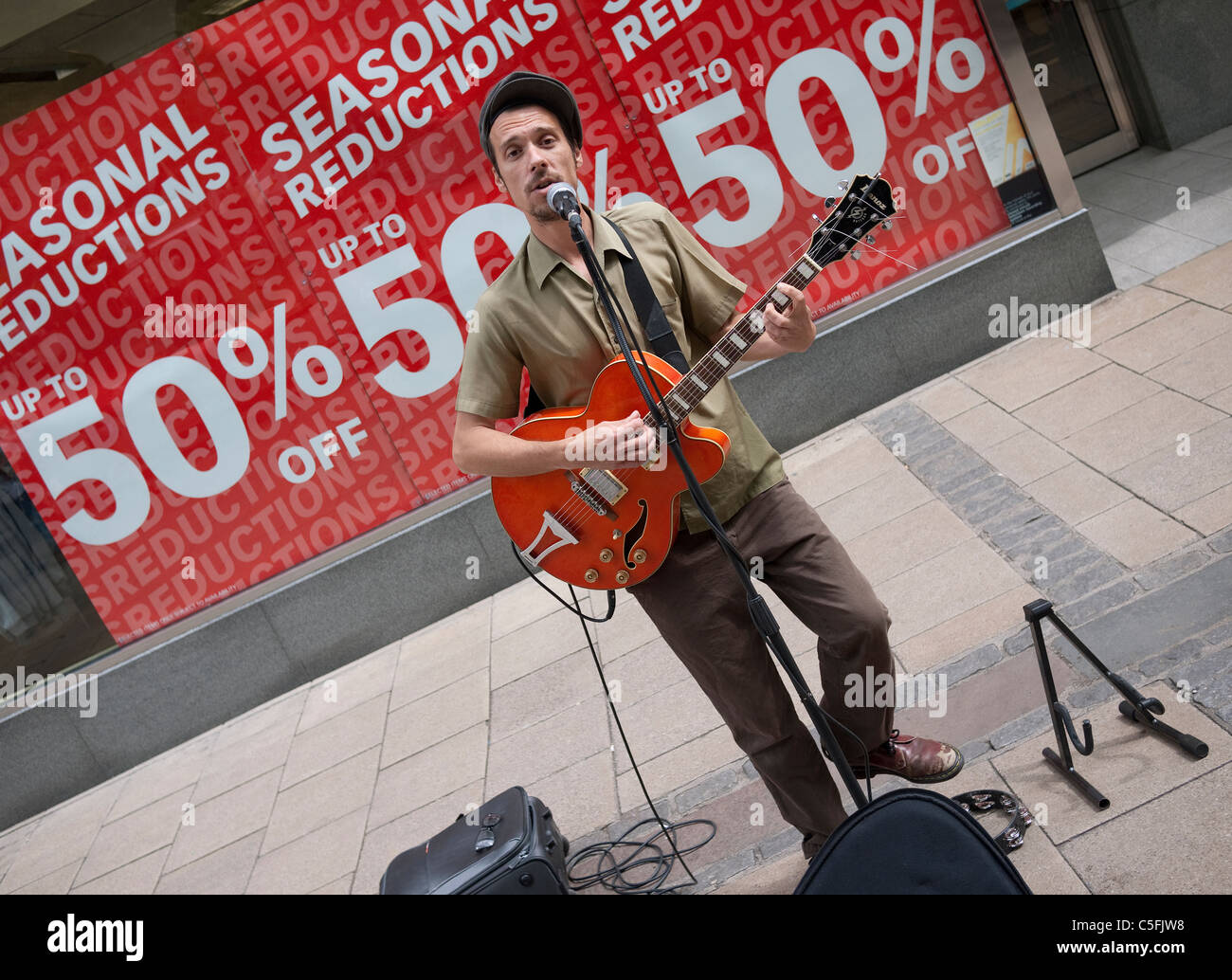 Busker singing hi-res stock photography and images - Alamy