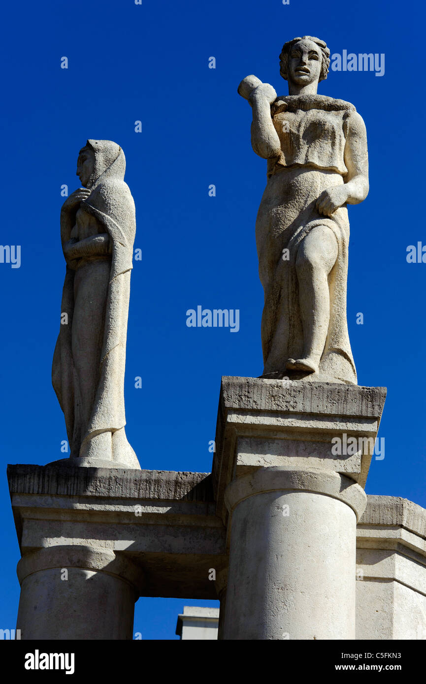 Statue in giardino hi-res stock photography and images - Alamy