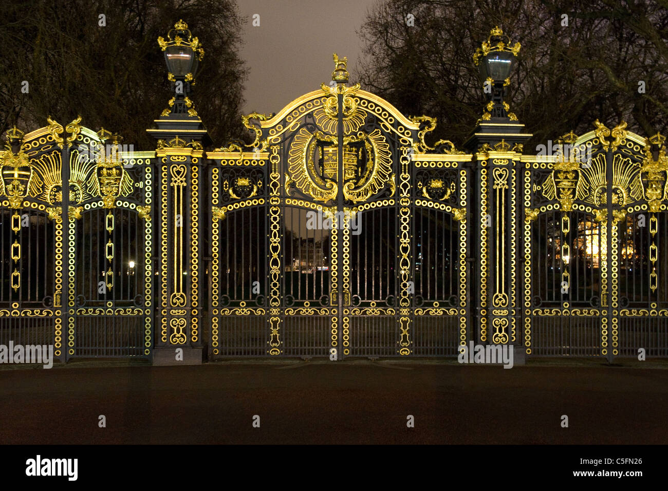 Night view of Canada Gate in Green Park, London England on the south ...