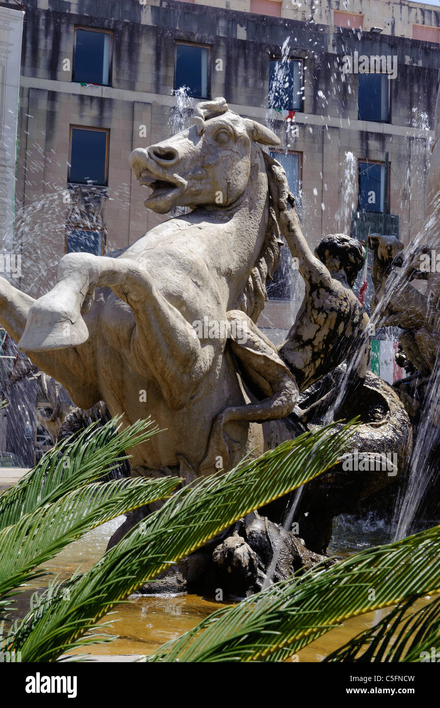 Fontana di Artemide = Diana in Ortigia, Syrakusa, Sicily, Italy Stock ...