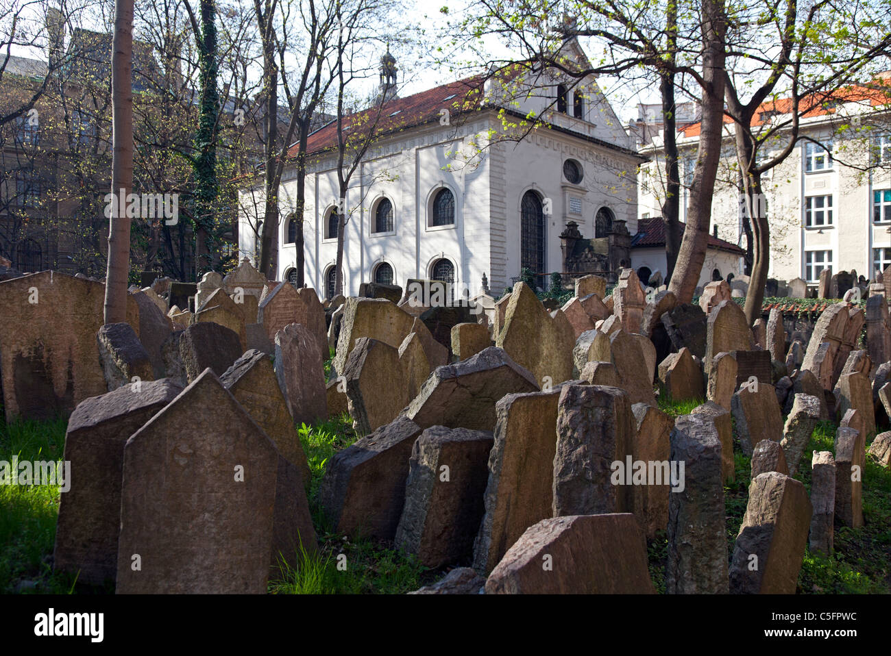 Prague cemetery hi-res stock photography and images - Alamy