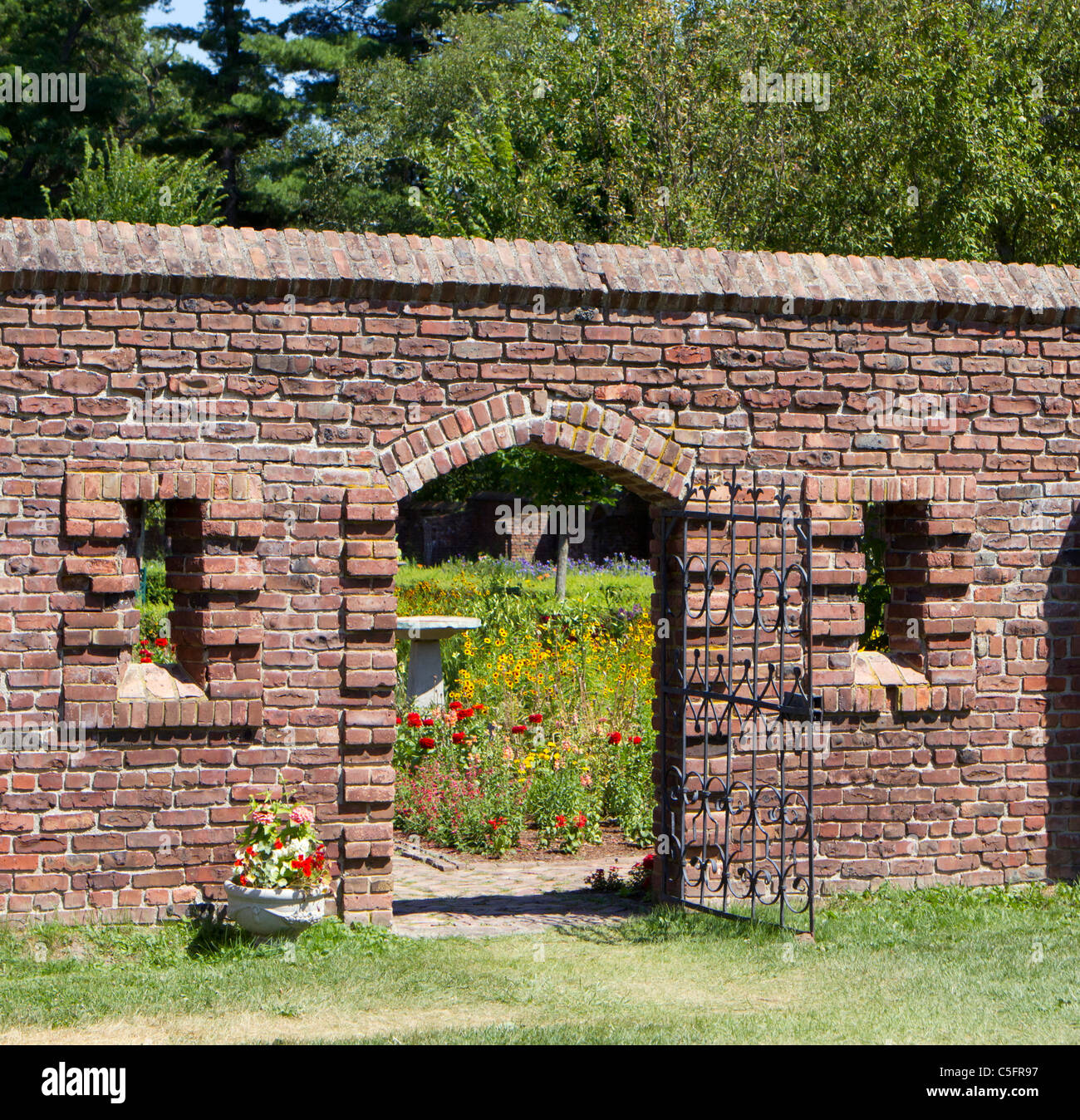 Through a garden gate hi-res stock photography and images - Alamy