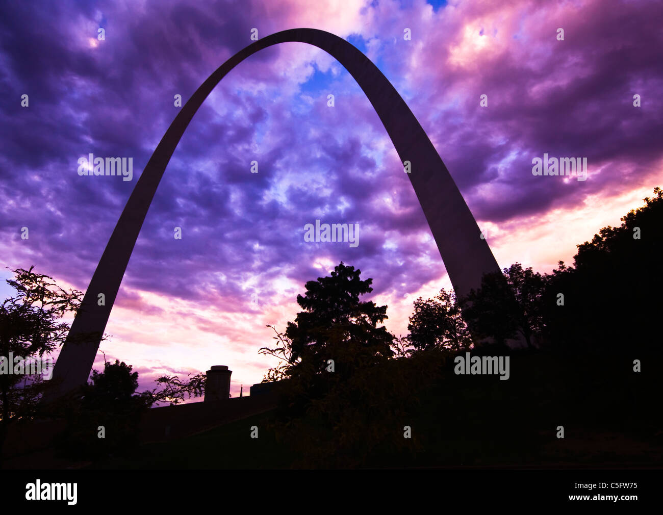 Gateway arch looks over the city of St.Louis on the Mississippi river ...