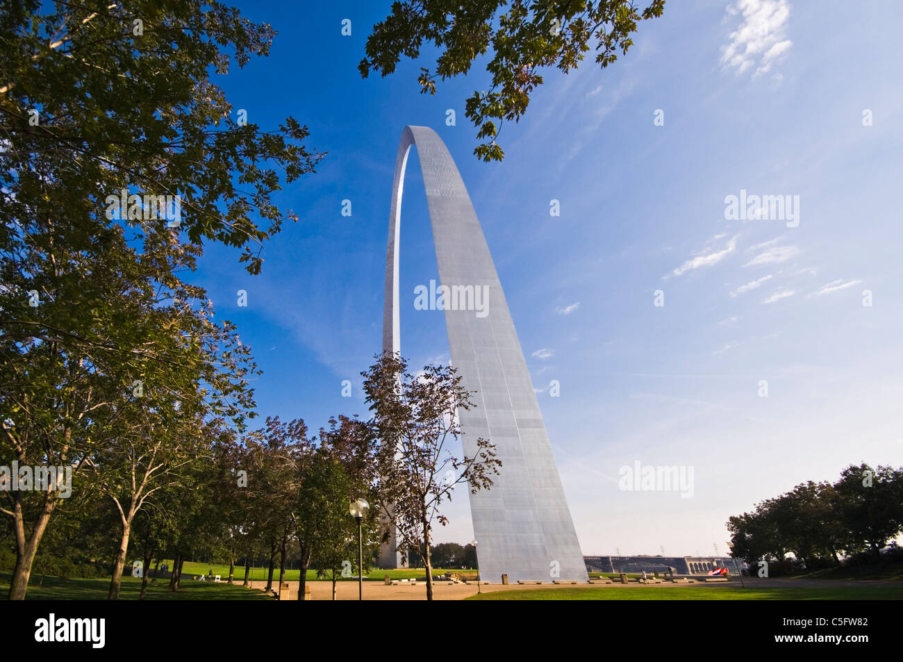 Gateway arch looks over the city of St.Louis on the Mississippi river ...