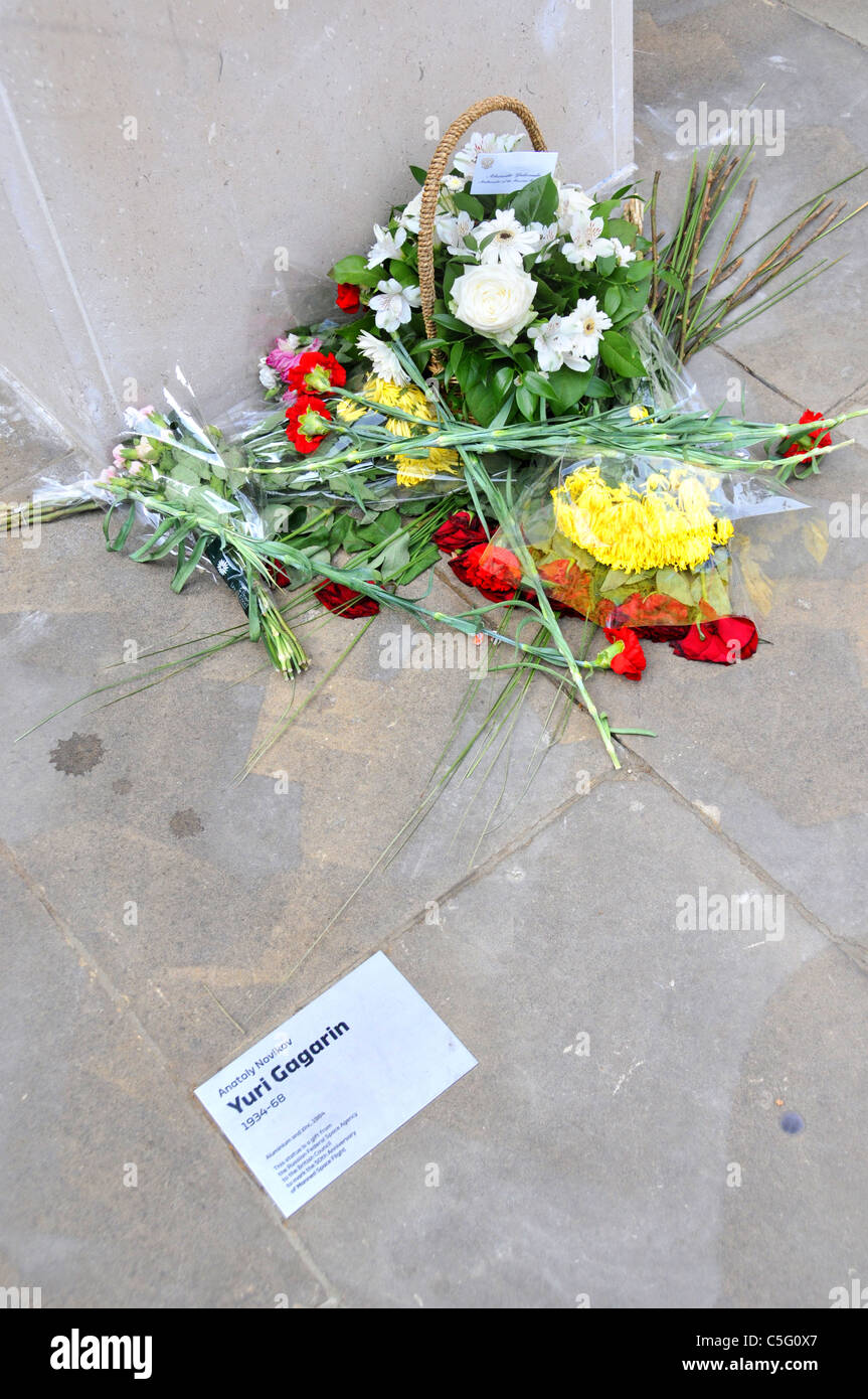 Yuri Gagarin Statue London Britain Cosmonaut Spaceman 1st man in space ...