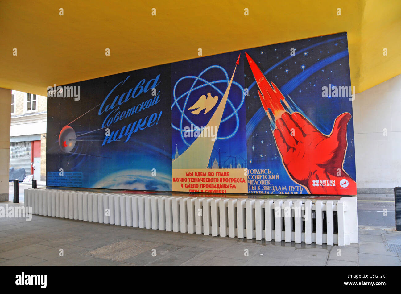 Yuri Gagarin Statue London Britain Cosmonaut Spaceman 1st man in space ...