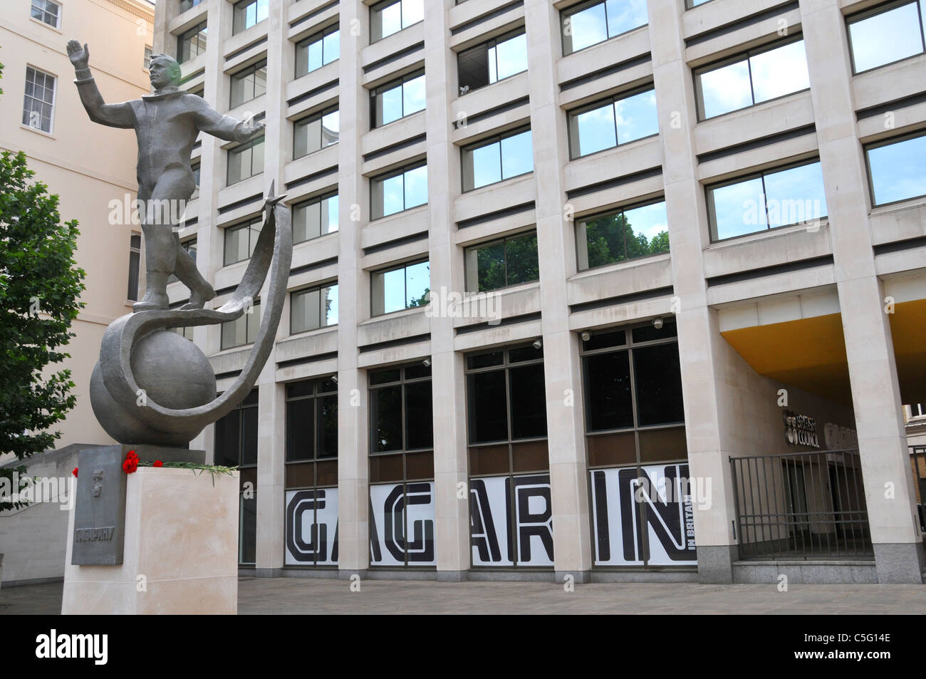 Yuri Gagarin Statue London Britain Cosmonaut Spaceman 1st man in space ...