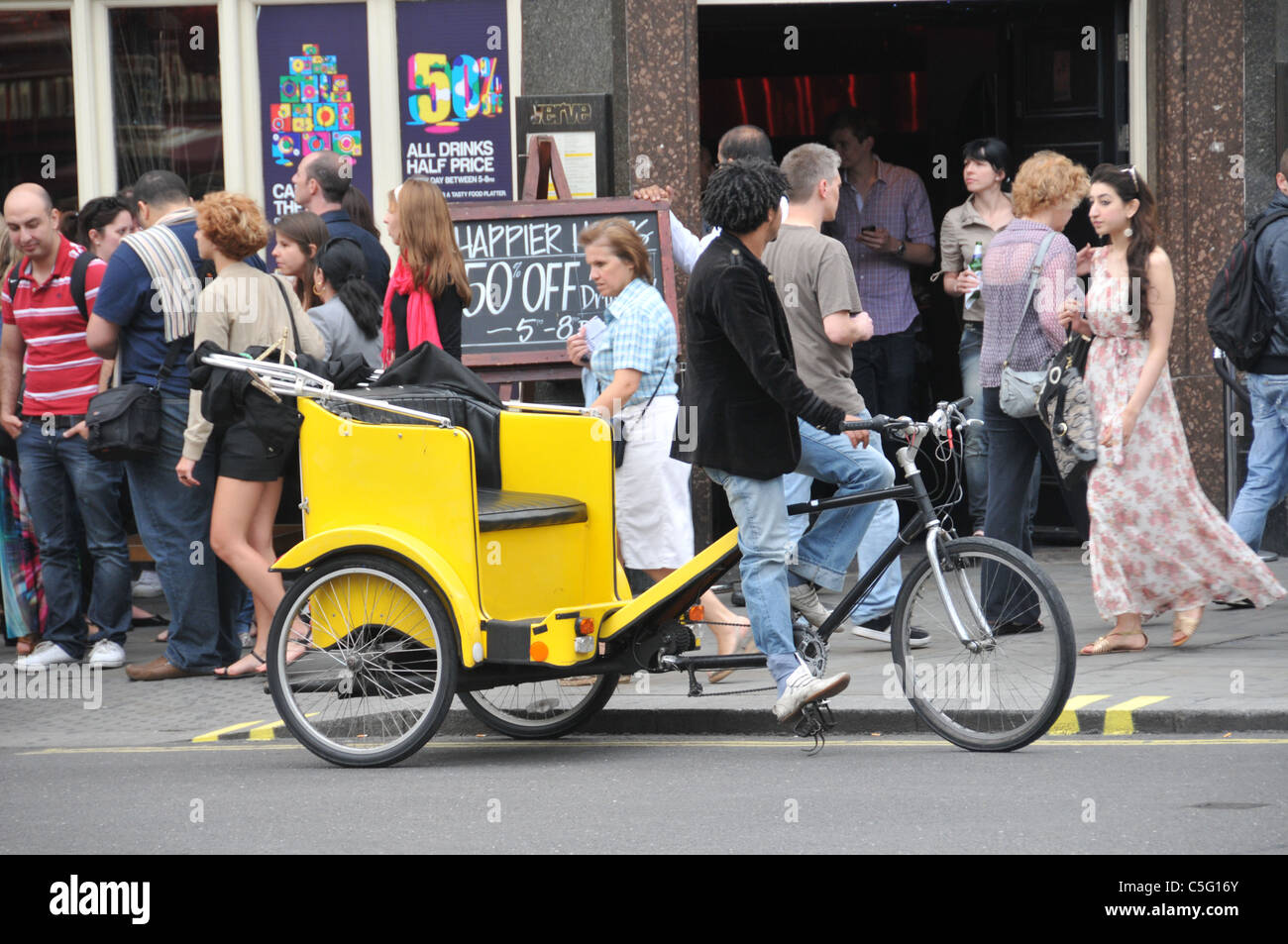 Pedicab pedicabs rickshaw rickshaws hi-res stock photography and images ...
