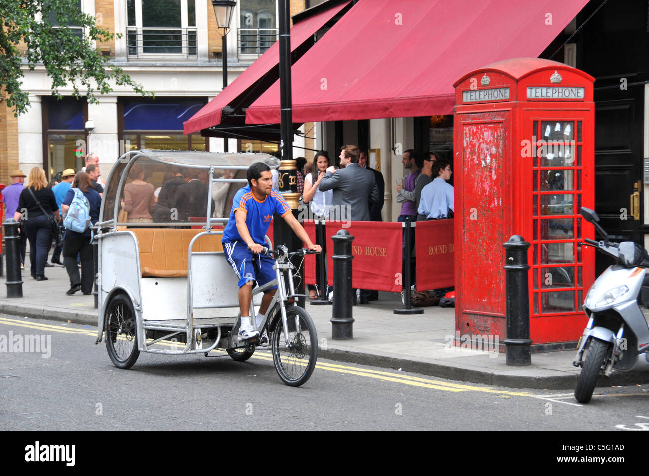 Red rickshaws hi-res stock photography and images - Alamy