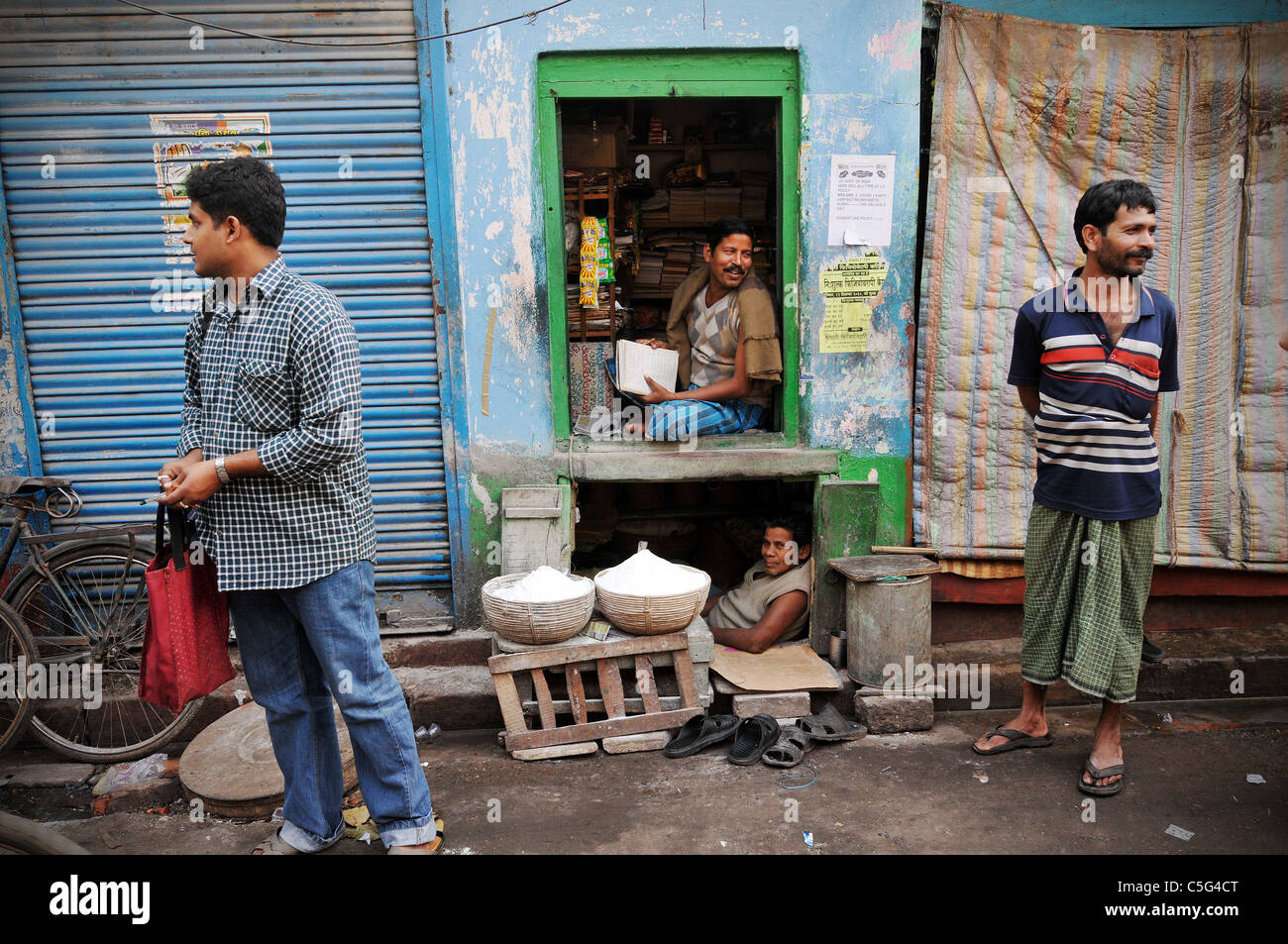 A street scene in Calcutta, India Stock Photo - Alamy