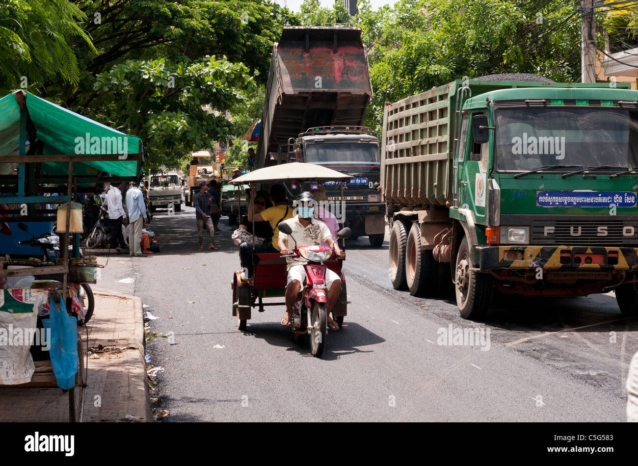 Road gang workers laying new road surface in Somdech Tep Vong St, Siem ...