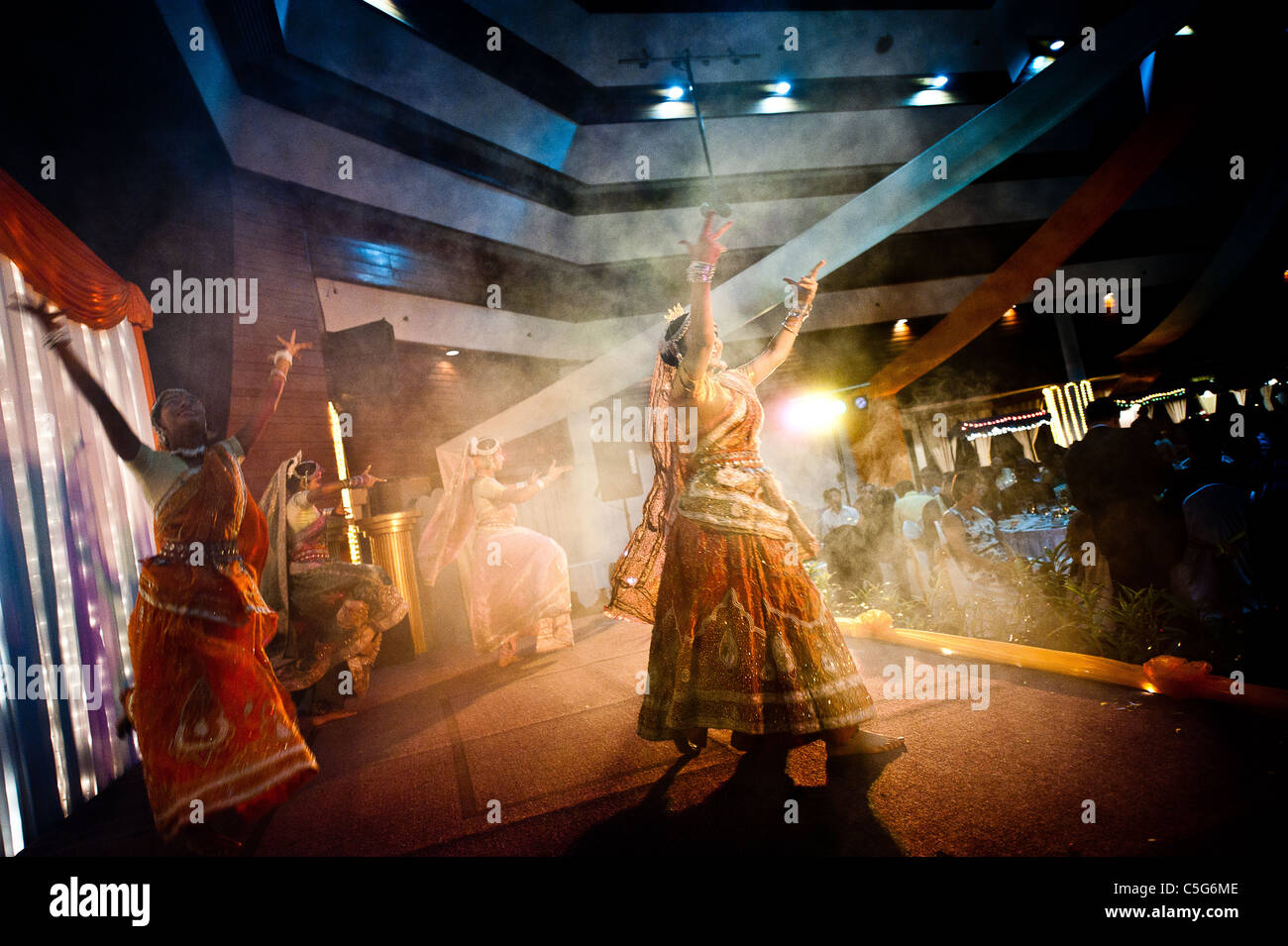 Indian wedding dance hi-res stock photography and images - Alamy