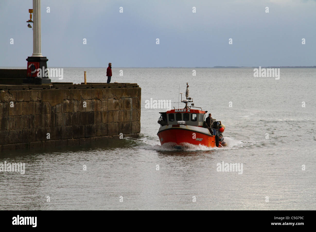 Boat coming into harbour at Bridlington Stock Photo - Alamy