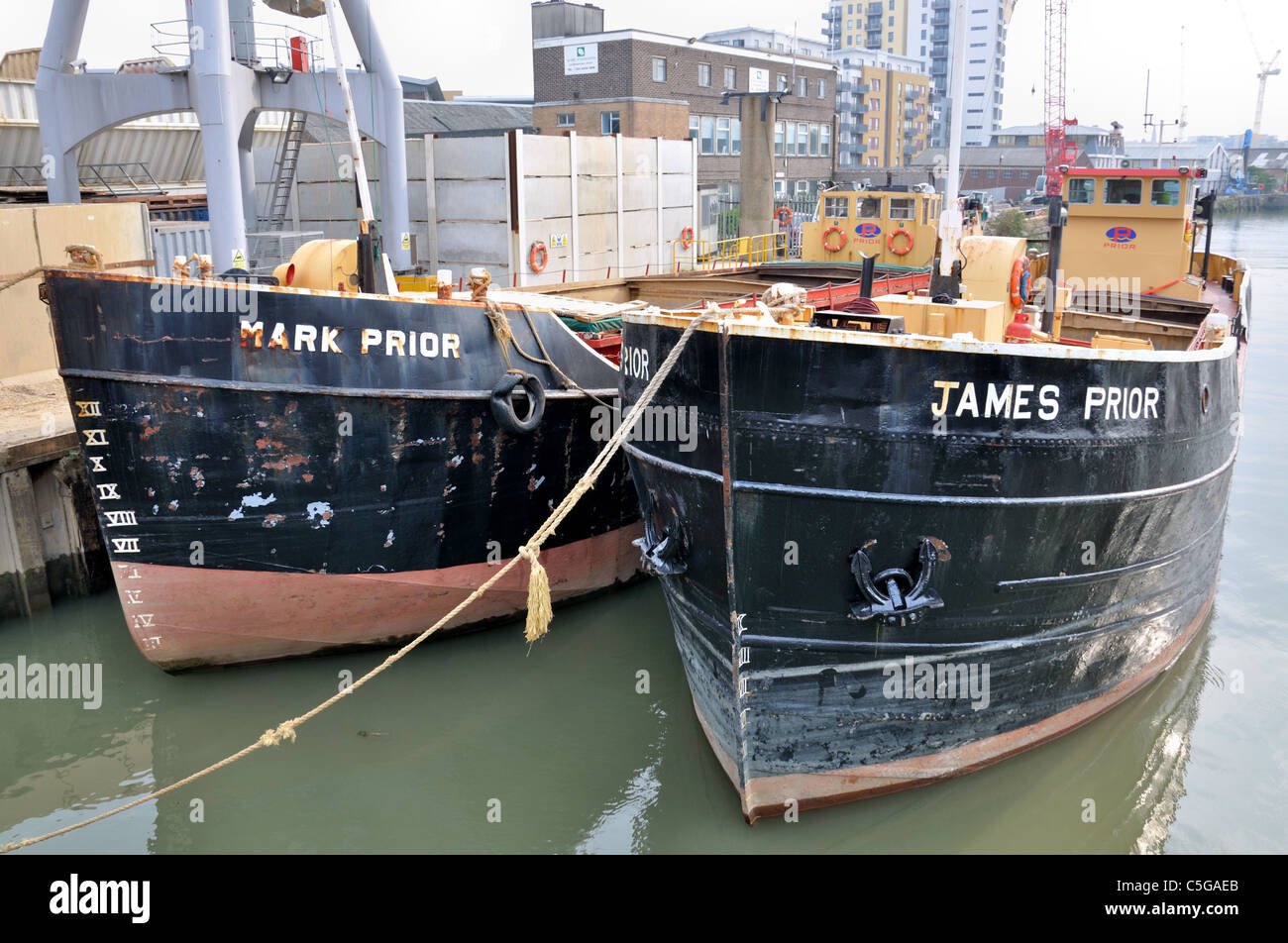 Carriers James Prior and Mark Prior at Brewery Wharf delivering ...
