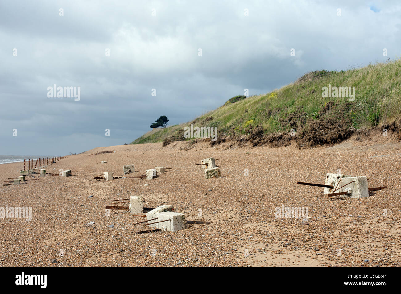 Ww2 anti invasion concrete blocks shingle hi-res stock photography and ...