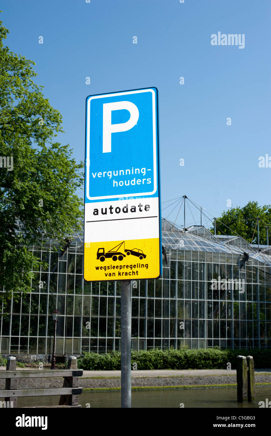 Parking sign with towing warning Stock Photo - Alamy