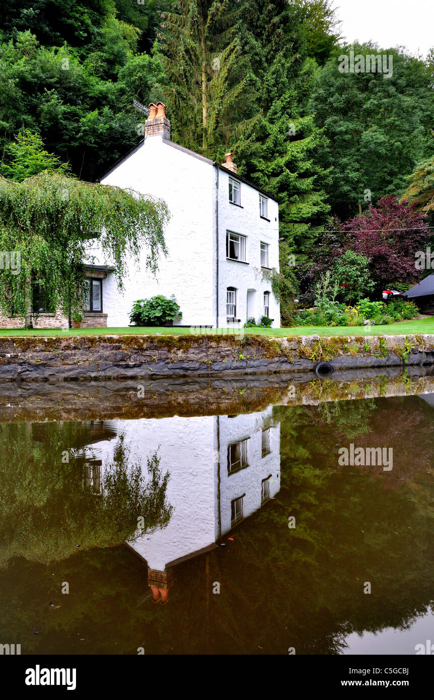 Waterside house hi-res stock photography and images - Alamy