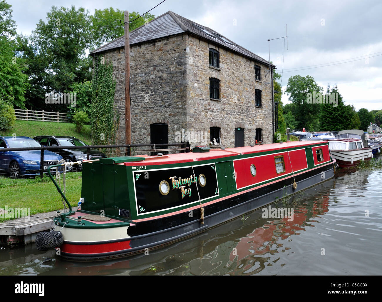 Narrowboat and canal building Stock Photo - Alamy