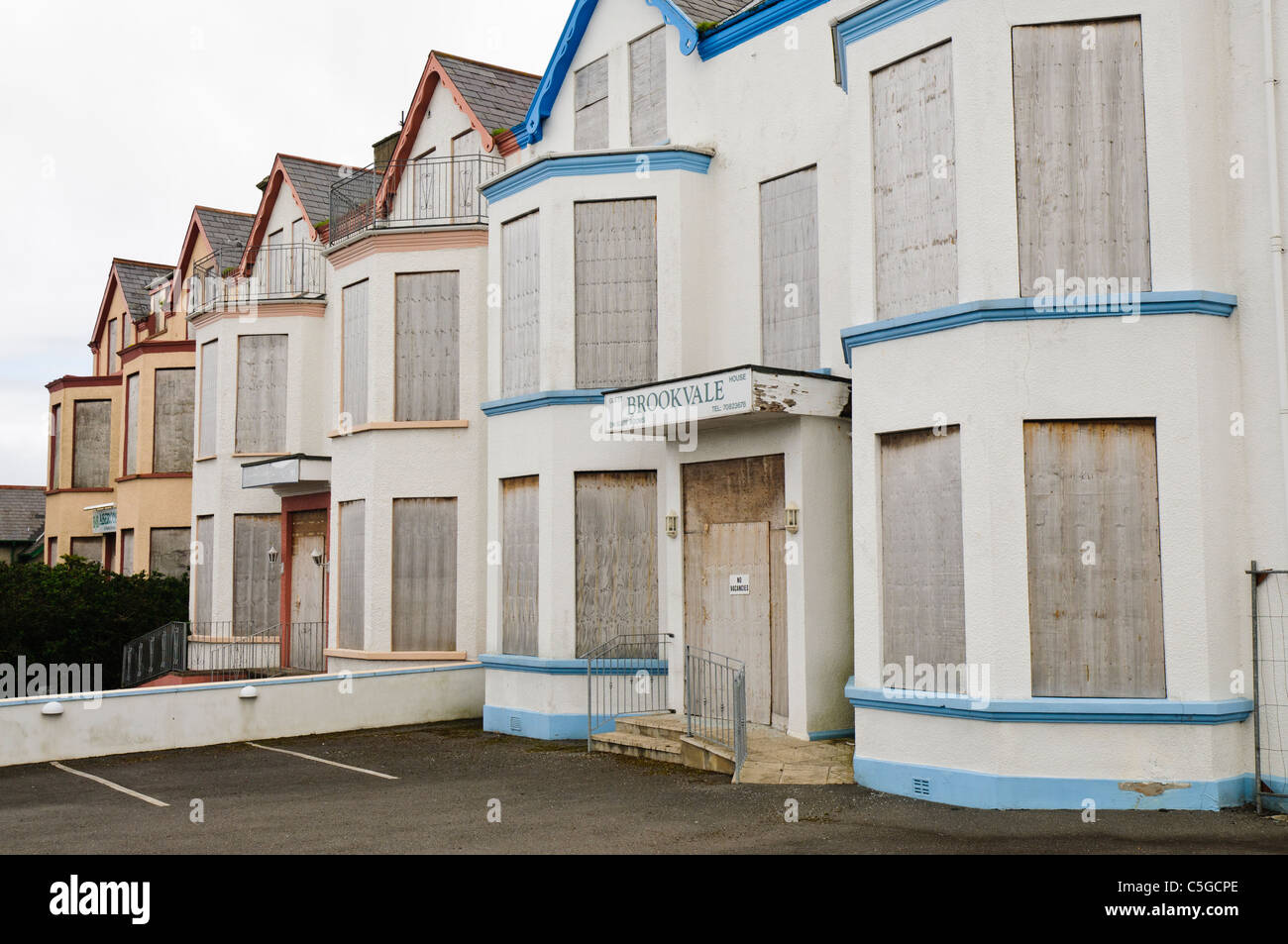 Boarded up terrace house hi-res stock photography and images - Alamy