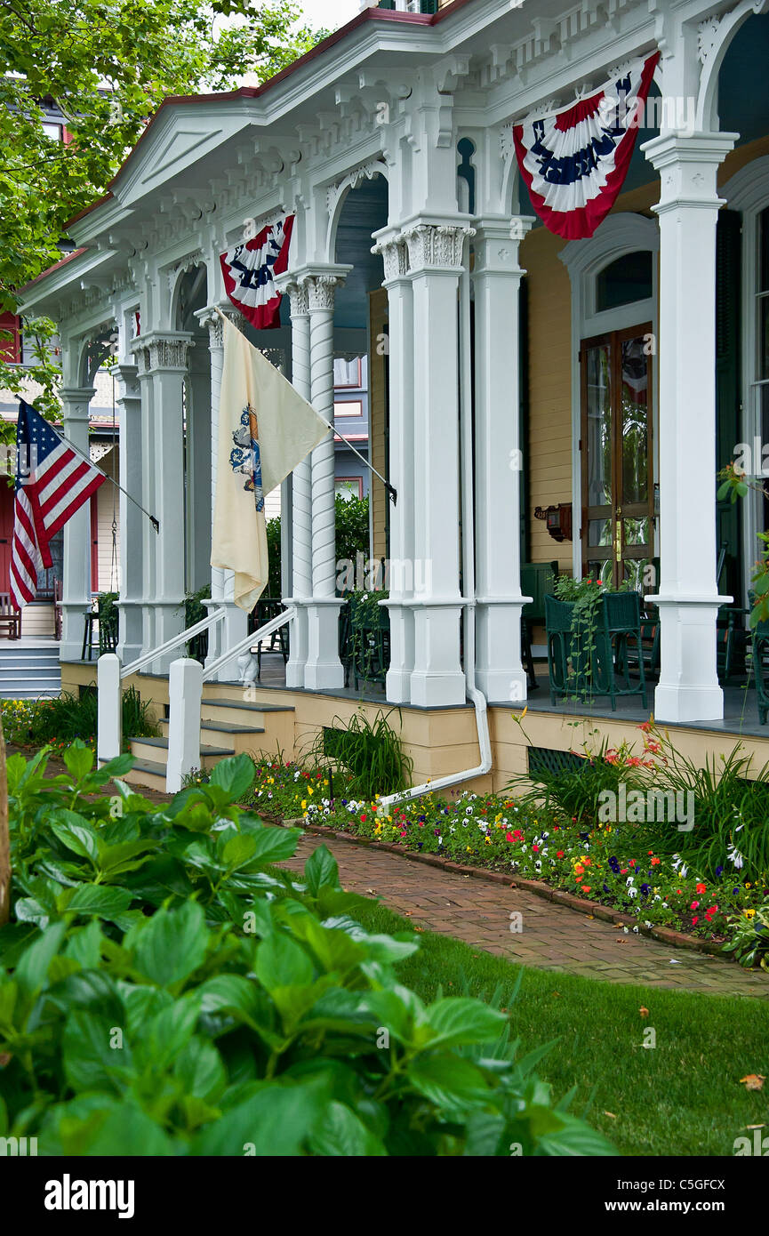 Grand homes with american flags hi-res stock photography and images - Alamy