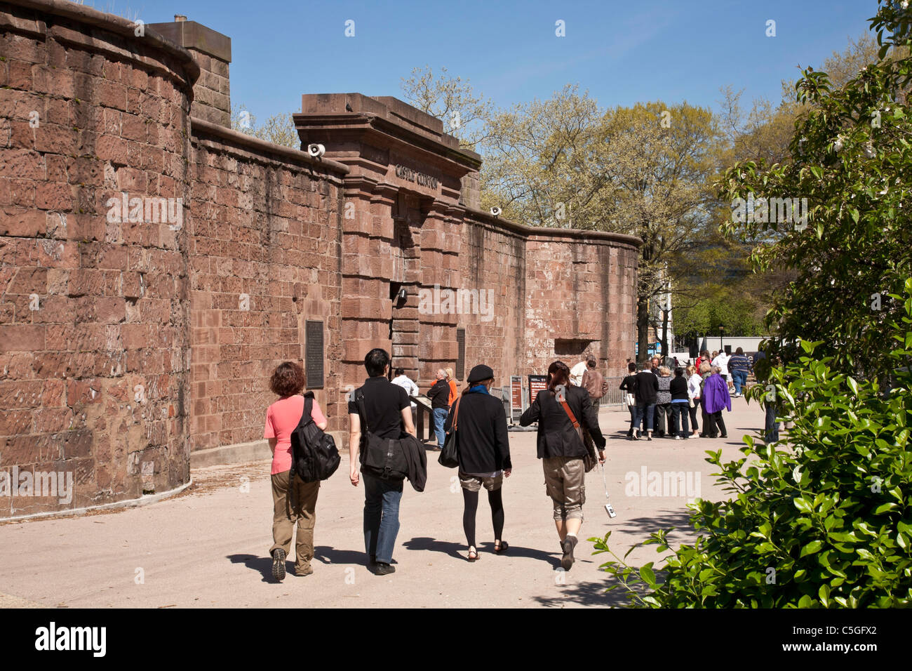 Tourists at Castle Clinton, Battery Park, NYC Stock Photo - Alamy