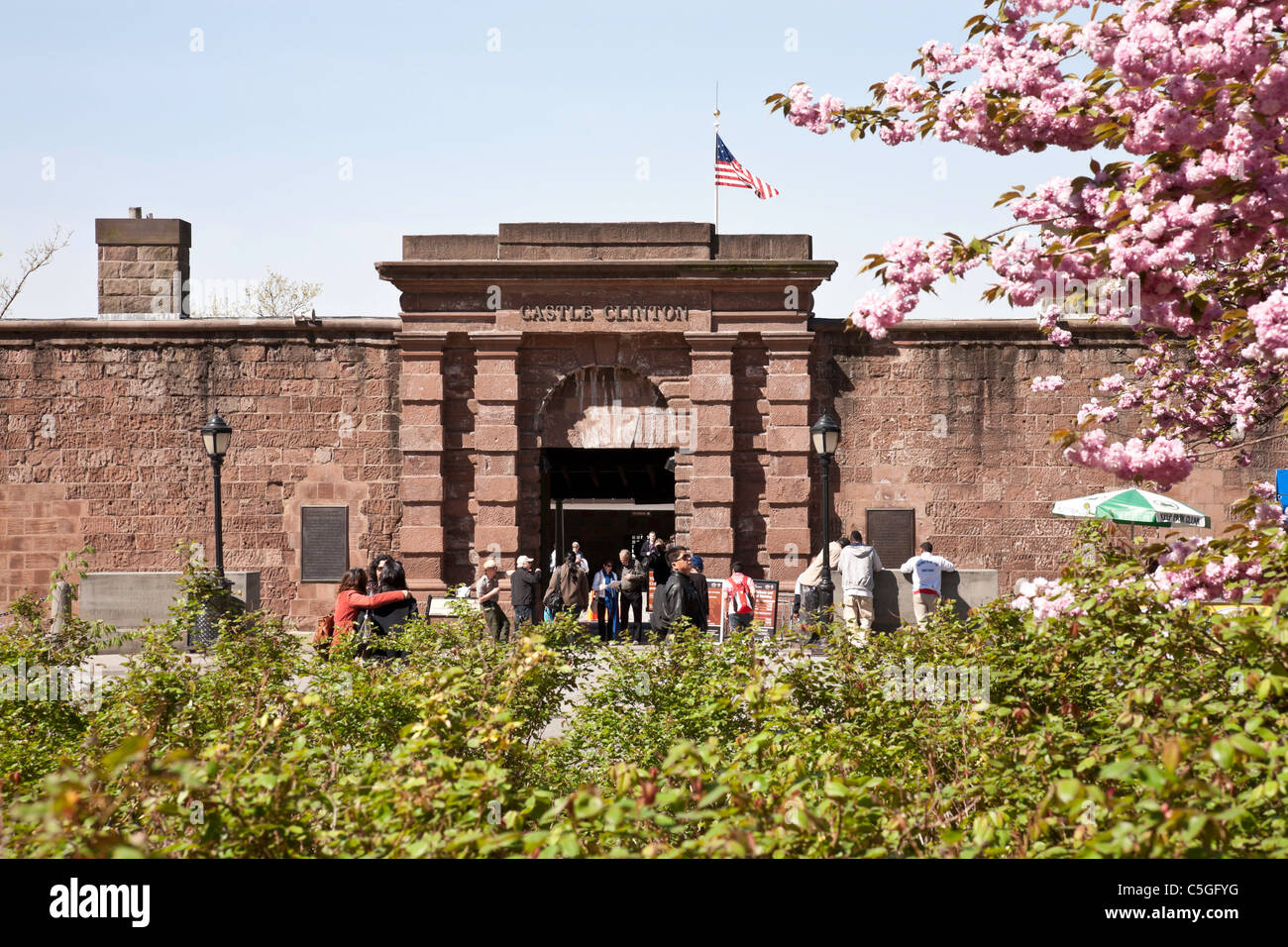 Tourists at Castle Clinton, Battery Park, NYC Stock Photo - Alamy