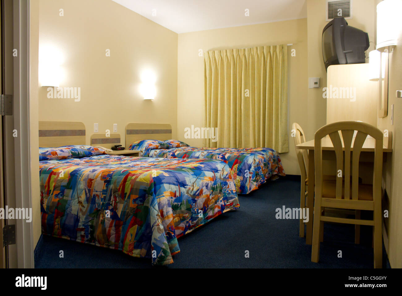 empty hotel room double bed Stock Photo - Alamy