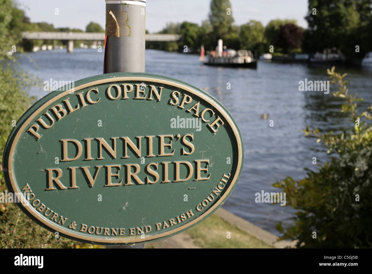 Sign Dinnie's Riverside River Thames Bourne End Buckinghamshire England ...
