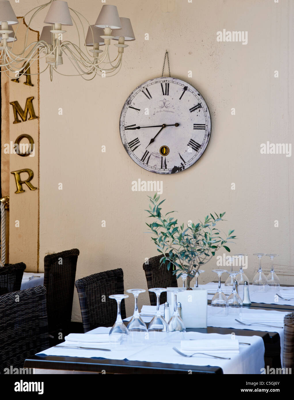 Alfresco restaurant terrace hi-res stock photography and images - Alamy