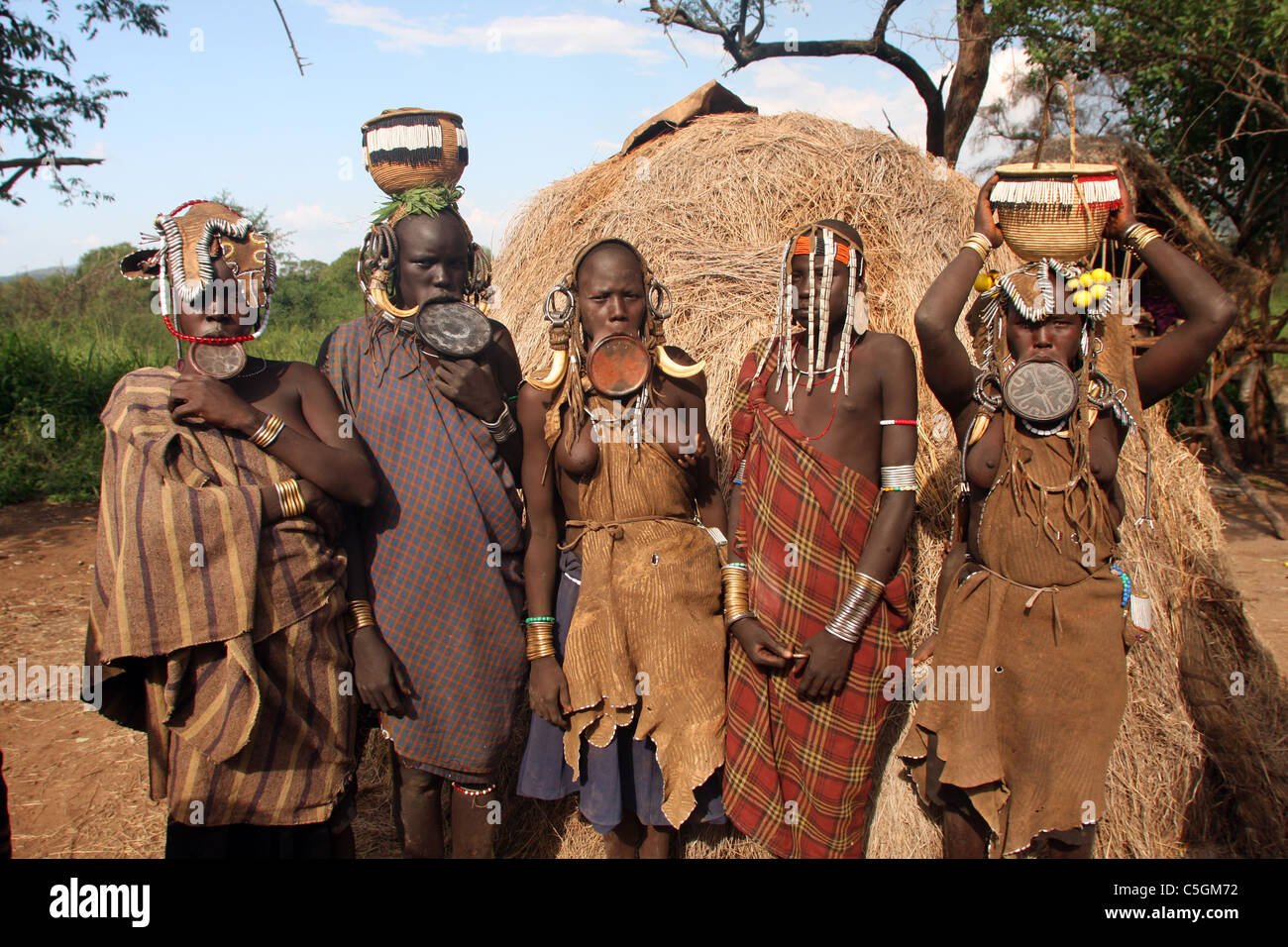 Surma ethiopia hi-res stock photography and images - Alamy